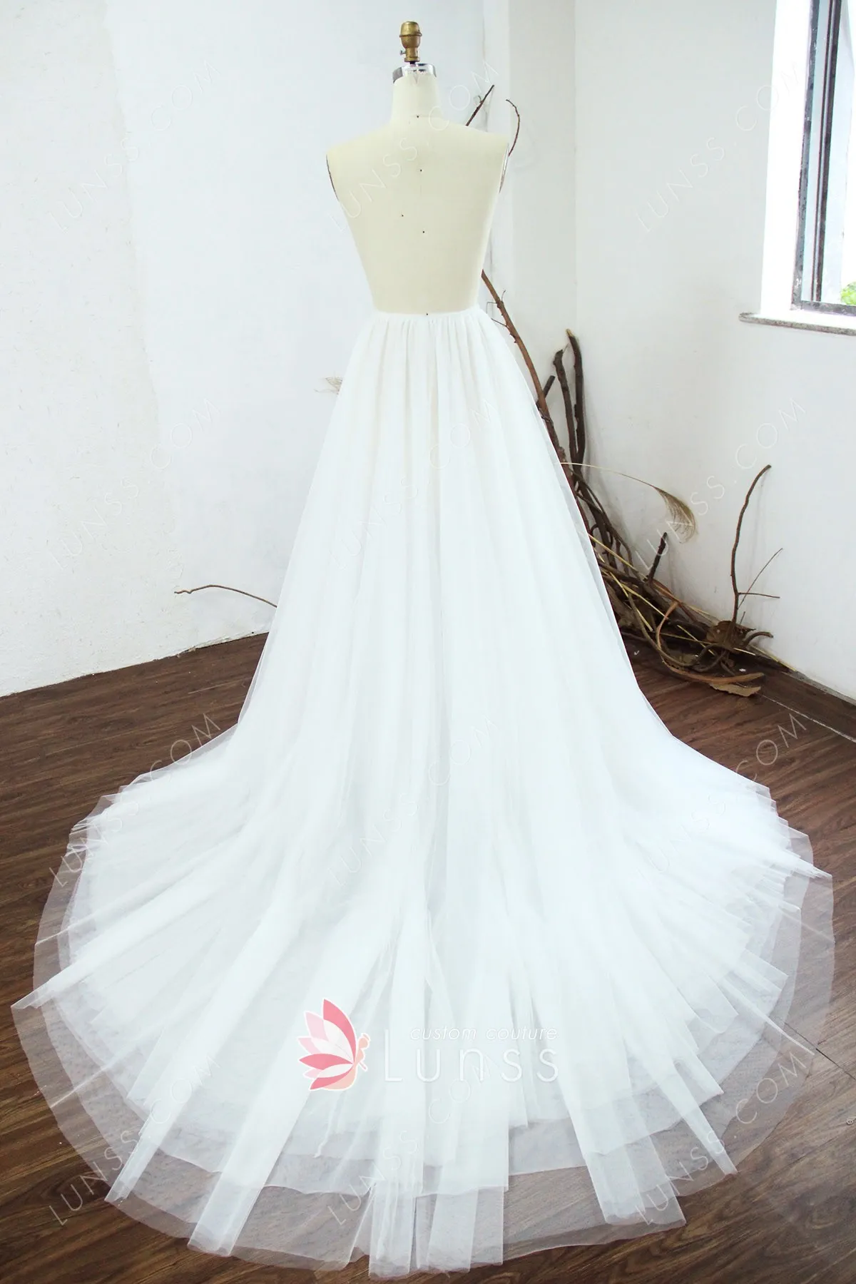 Single Detachable Tulle Overksirt with Chapel Train - Lunss