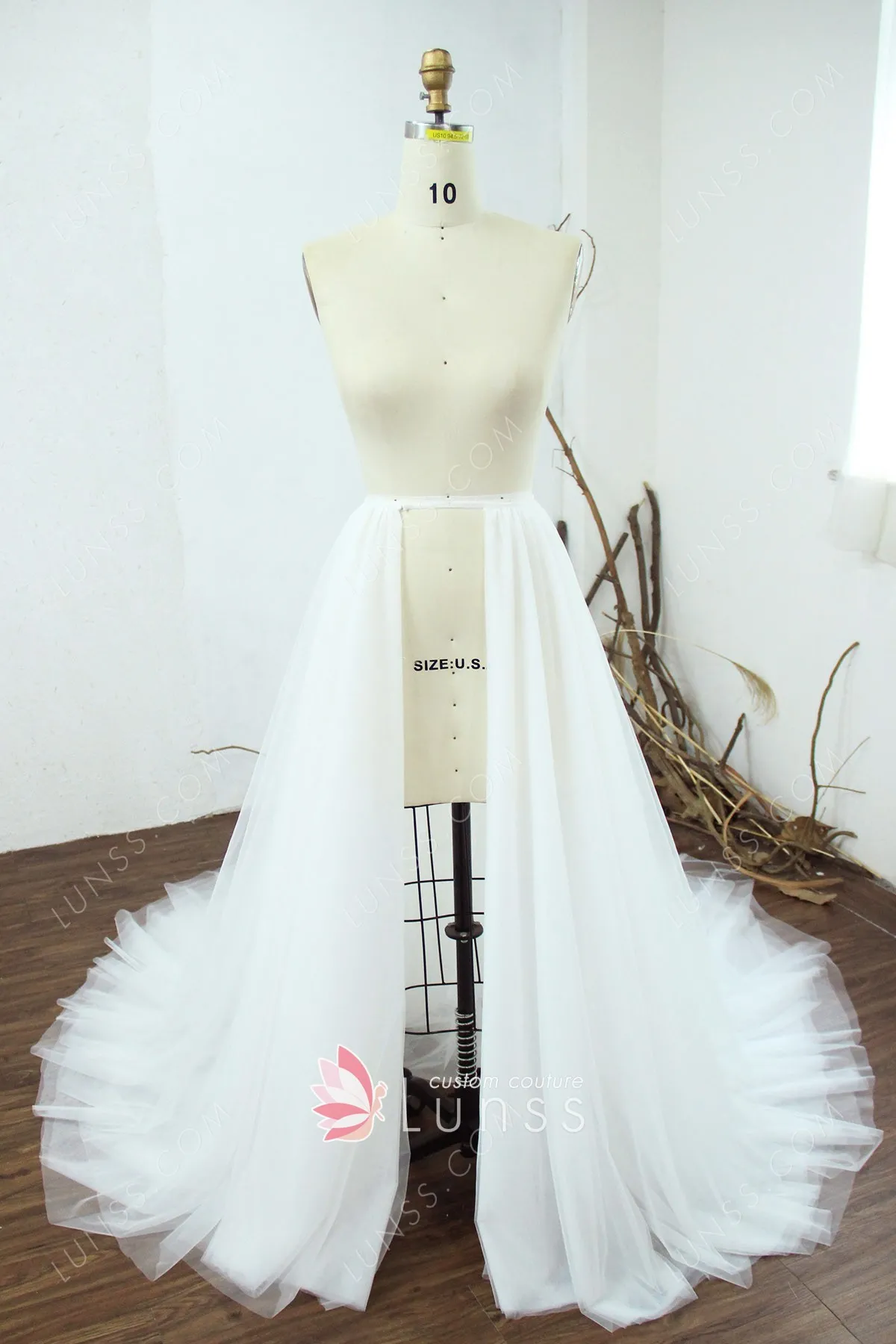 Single Detachable Tulle Overksirt with Chapel Train - Lunss